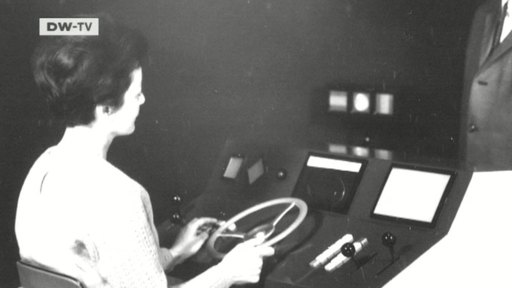 East German Symbol – The Traffic Light Man – DW – 10/13/2011