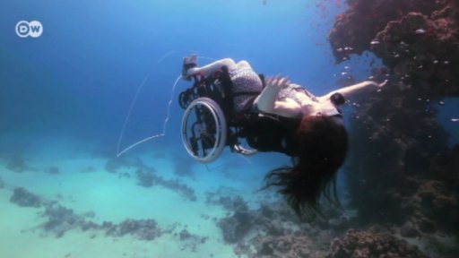 Sue Austin y su ballet bajo el agua en silla de ruedas – DW – 05/09/2012