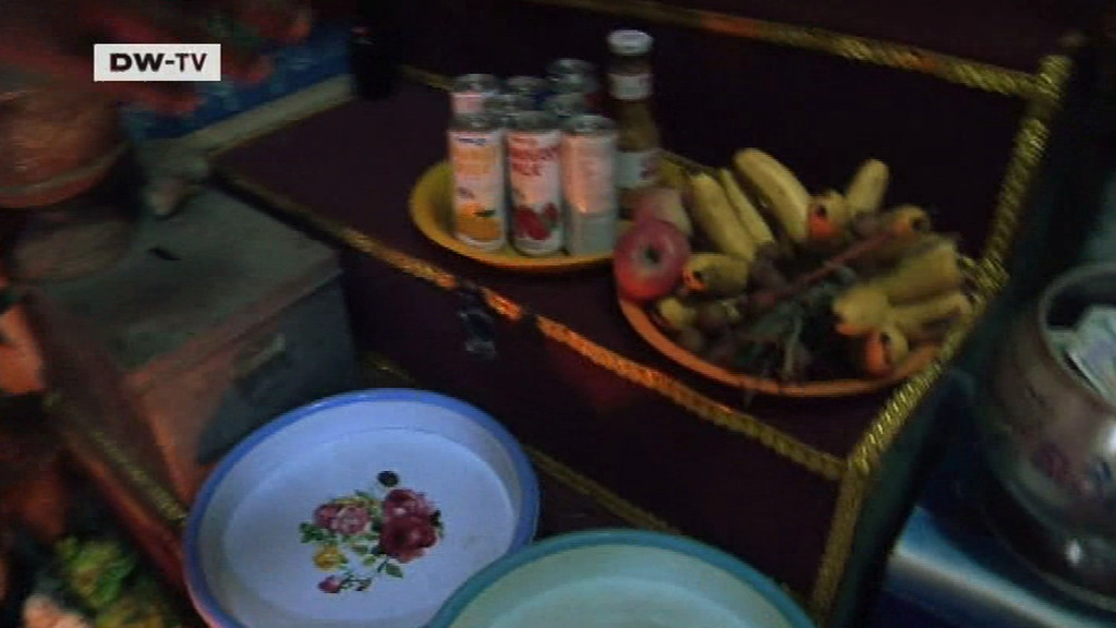 Global Living Rooms: Kong Pisey, a monk from Phnom Penh, Cambodia # 13.12.2010 # GLOBAL 3000 ...