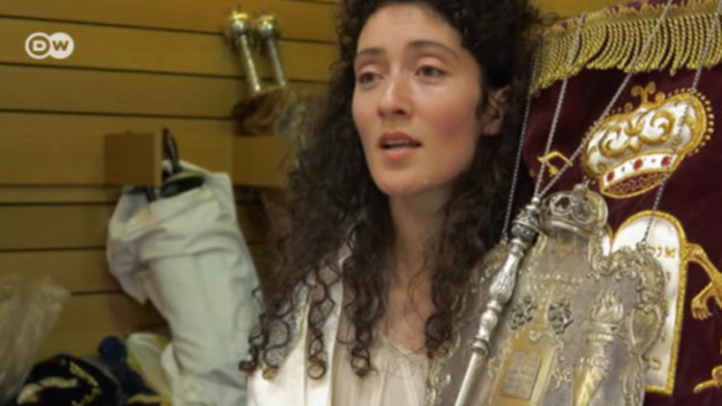 Rare female cantor leads Jews in prayer – DW – 01/07/2020