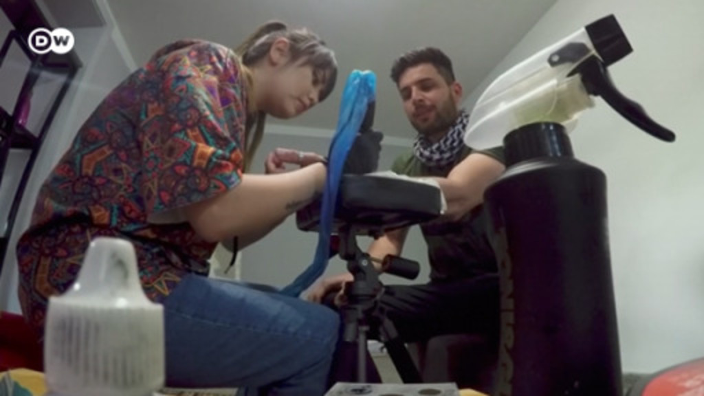 Afghanistan's female tattoo artist – DW – 03/06/2020