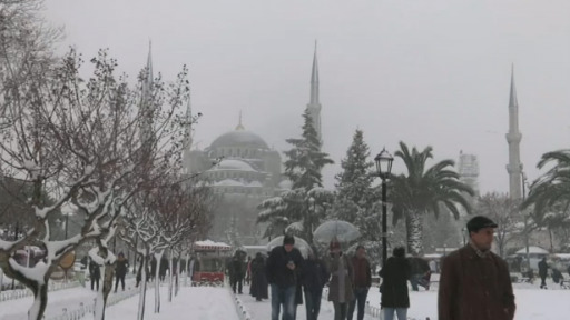 Heavy snowfall hits Istanbul – DW – 12/31/2015