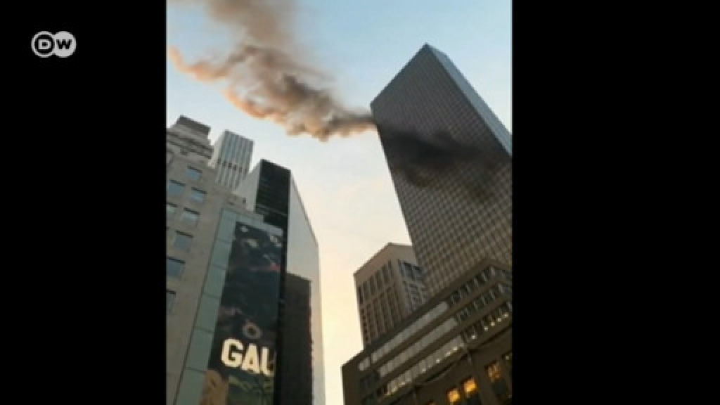 Trump Tower roof catches fire – DW – 01/08/2018