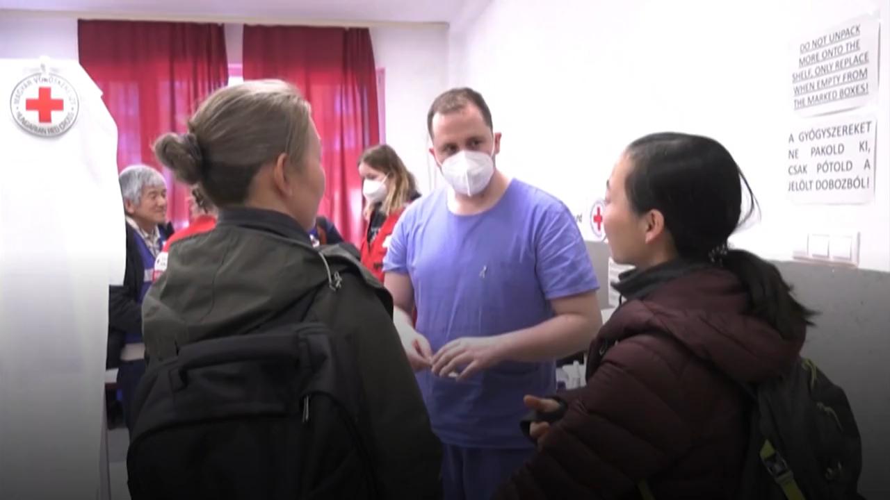 Japanese medics help Ukrainian refugees in Hungary – DW – 03/16/2022