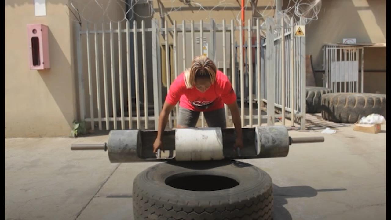 'Strongman' Nicole Moyo: Zambian female weightlifter – DW – 12/29/2022