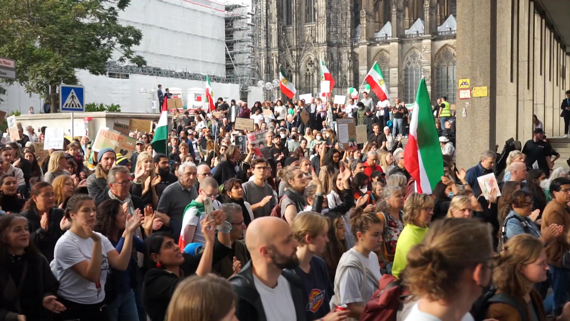 تجمع در کلن همزمان با تشکیل زنجیره‌های انسانی – DW – ۱۴۰۱/۸/۸