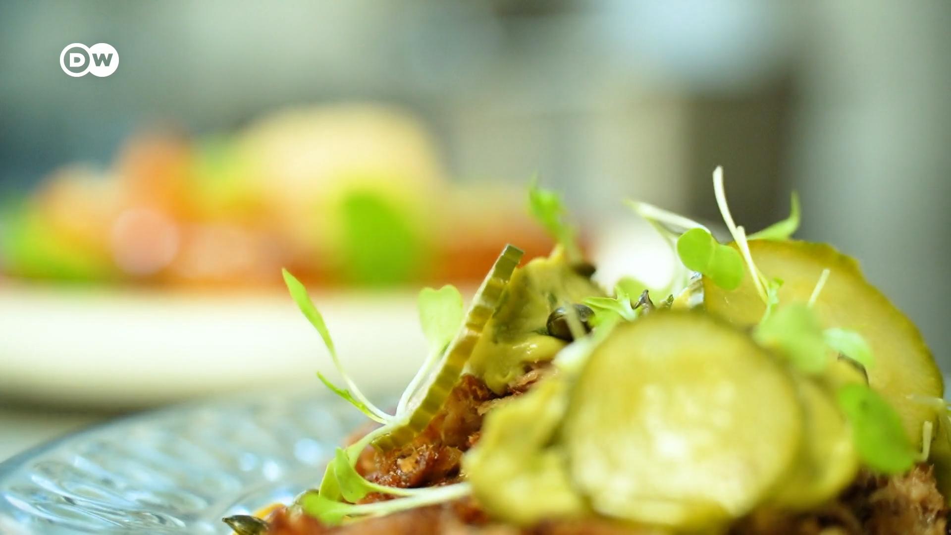 Moses Moloi, étoile montante de la cuisine en Afrique du Sud – DW – 03 ...