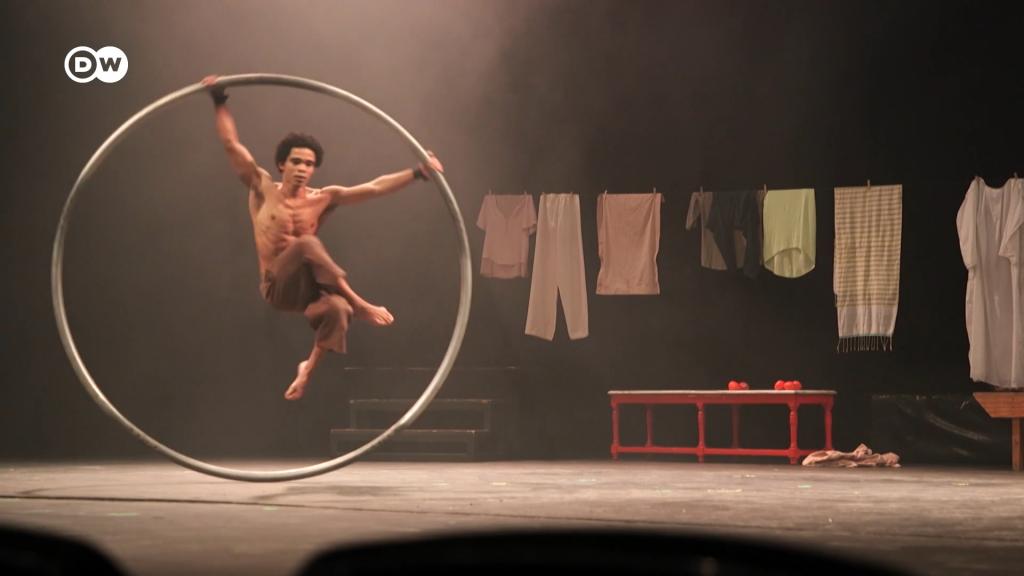 सड़कों पर रहा नशेड़ी बच्चा, जिसकी सर्कस ने जिंदगी बदल दी – DW – 19.09.2022