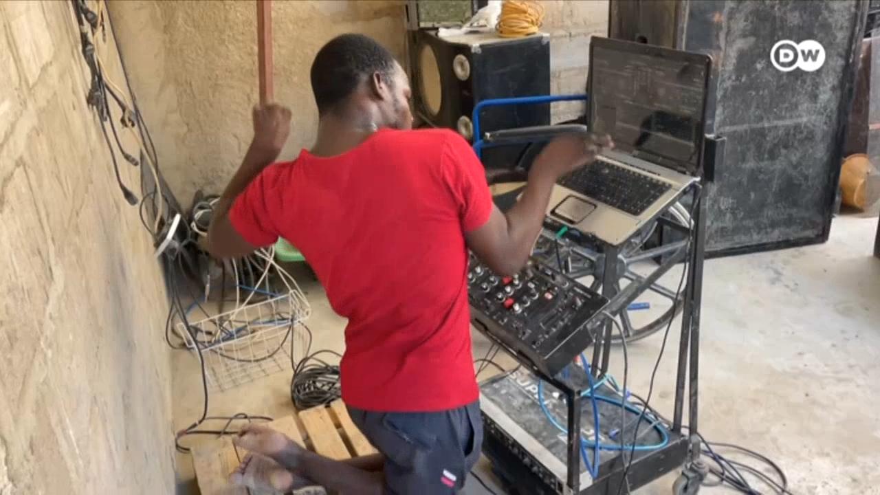 DJ de Benguela luta contra preconceitos por ser cadeirante – DW – 27/02/2023