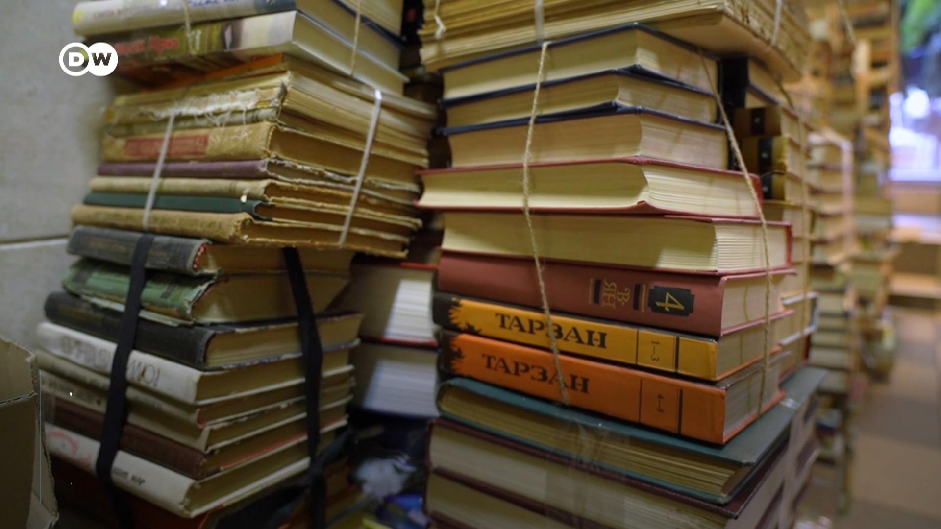 Як книгарня утилізує російські книжки і допомагає ЗСУ – DW – 08.09.2022